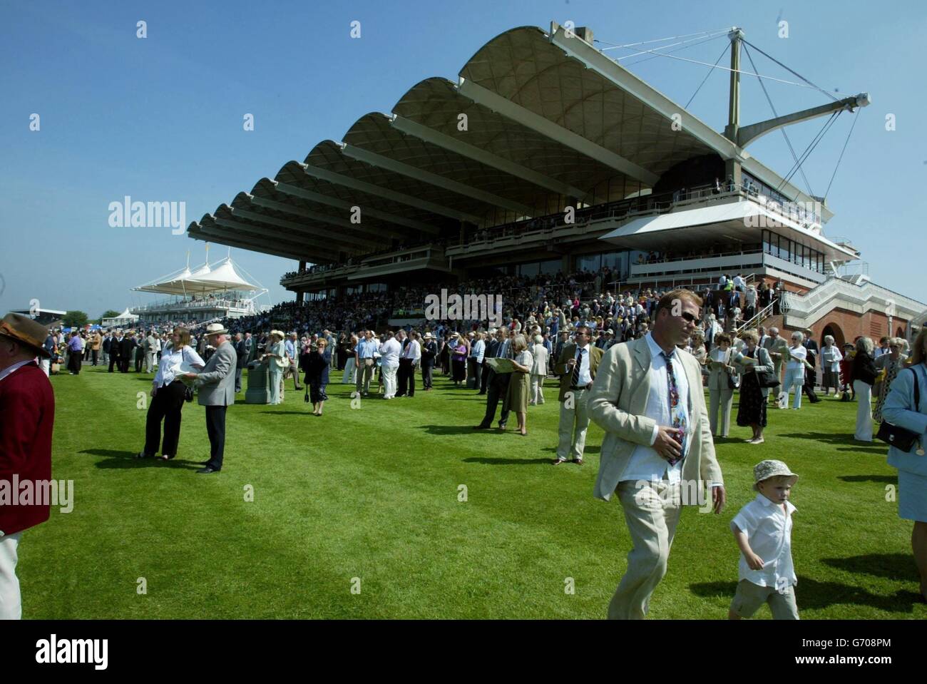 Horseracing grandstand spectators hi-res stock photography and images ...