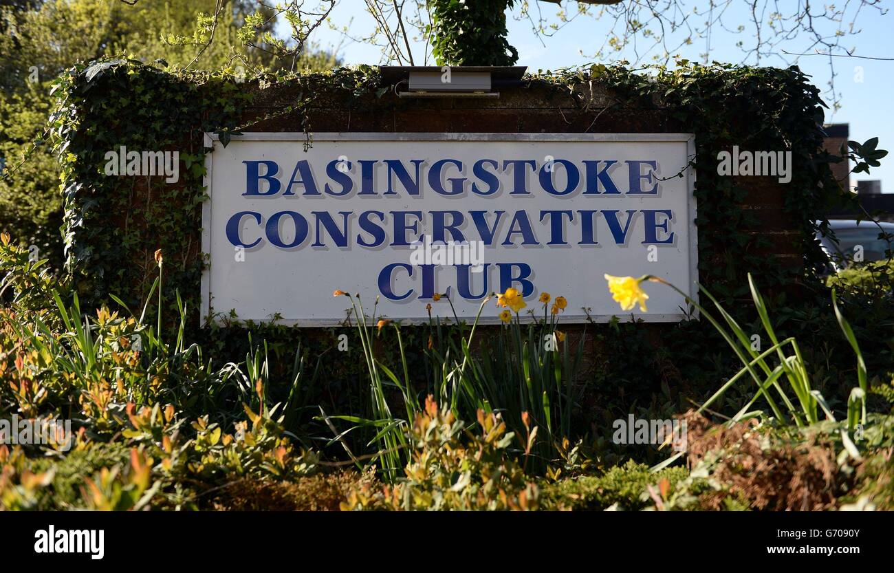 Sign basingstoke conservative club hi-res stock photography and images ...