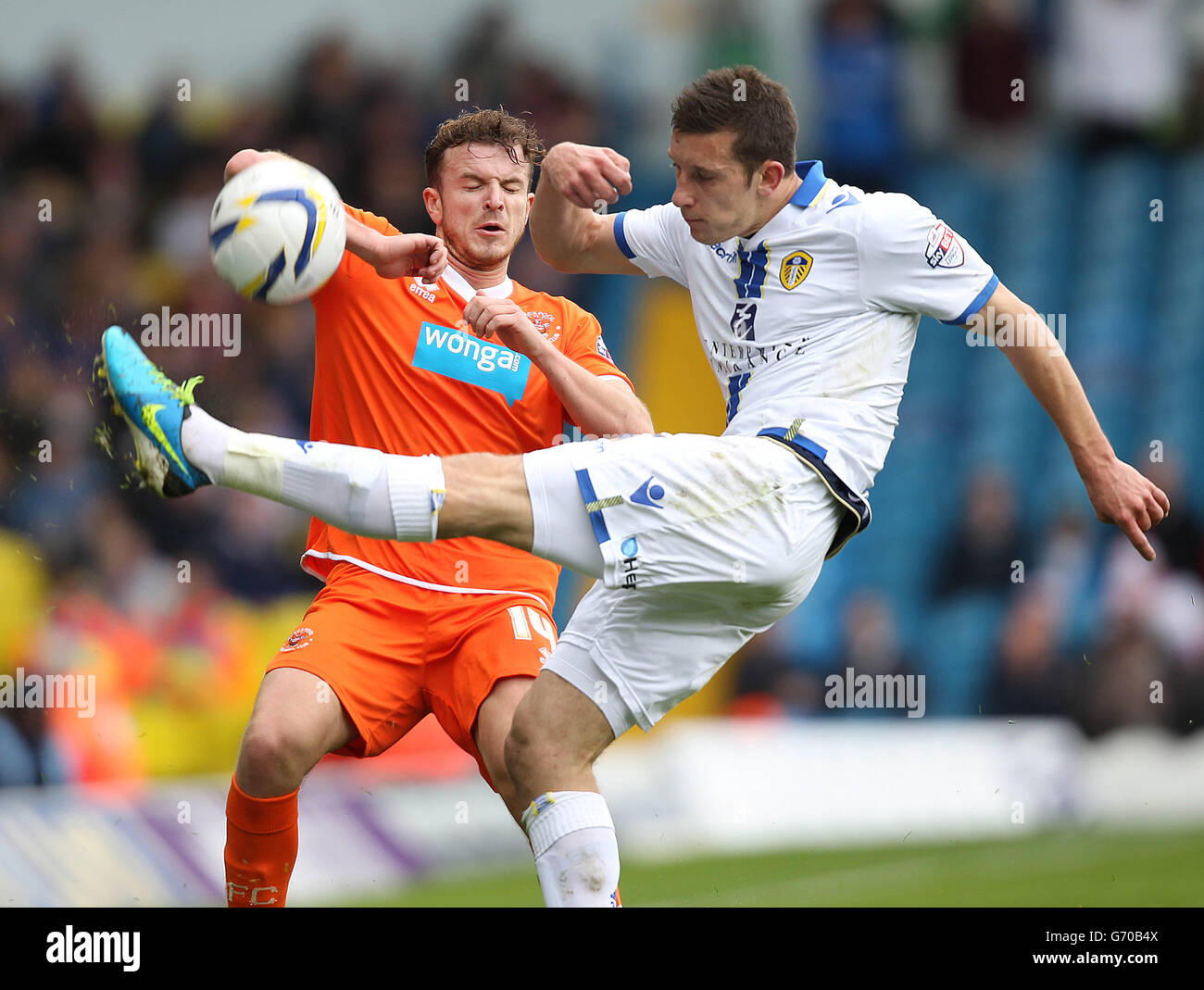 Leeds uniteds jason pearce and blackpools andy halliday hi-res stock ...