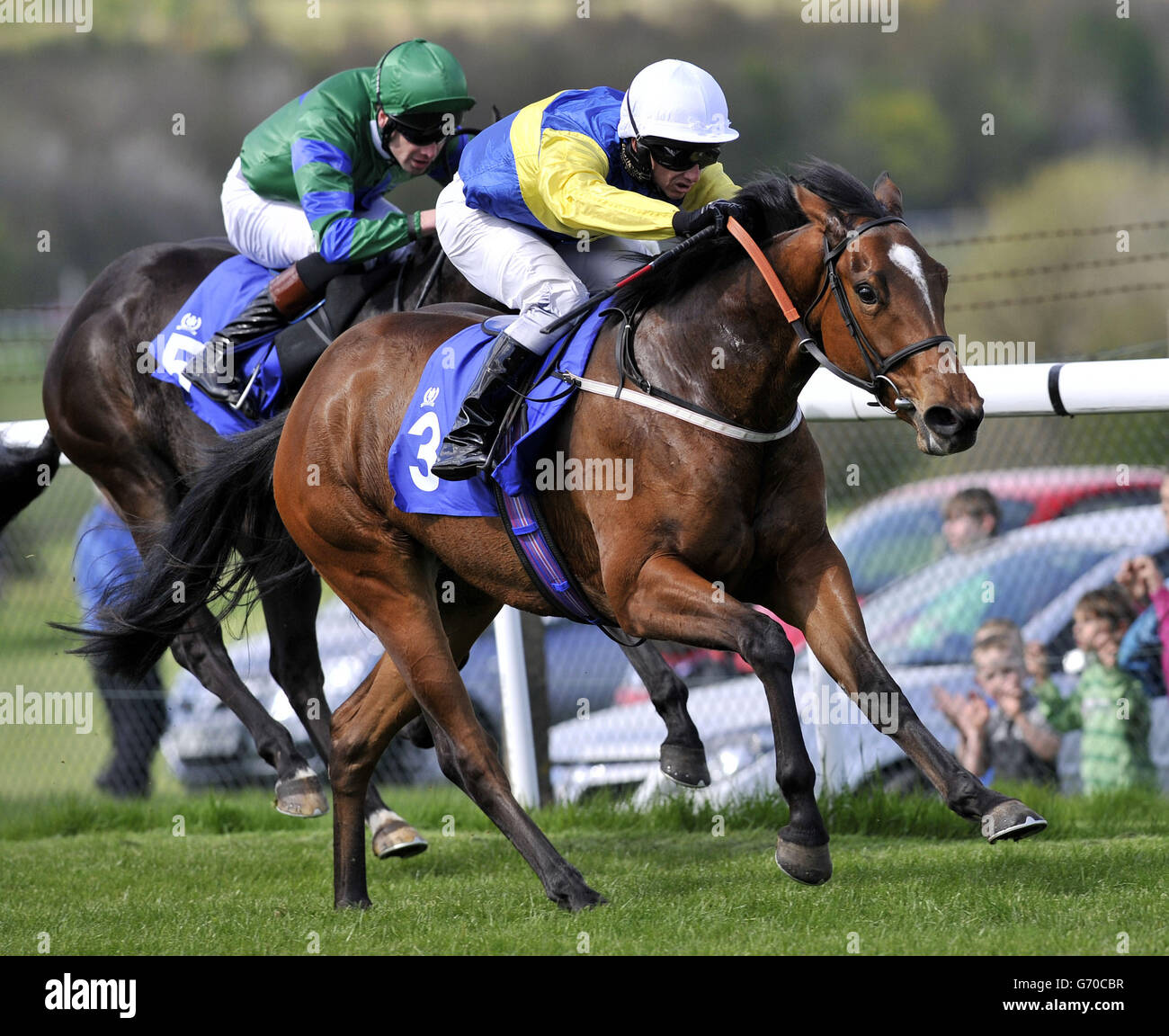 Horse racing pontefract racecourse hi-res stock photography and images ...