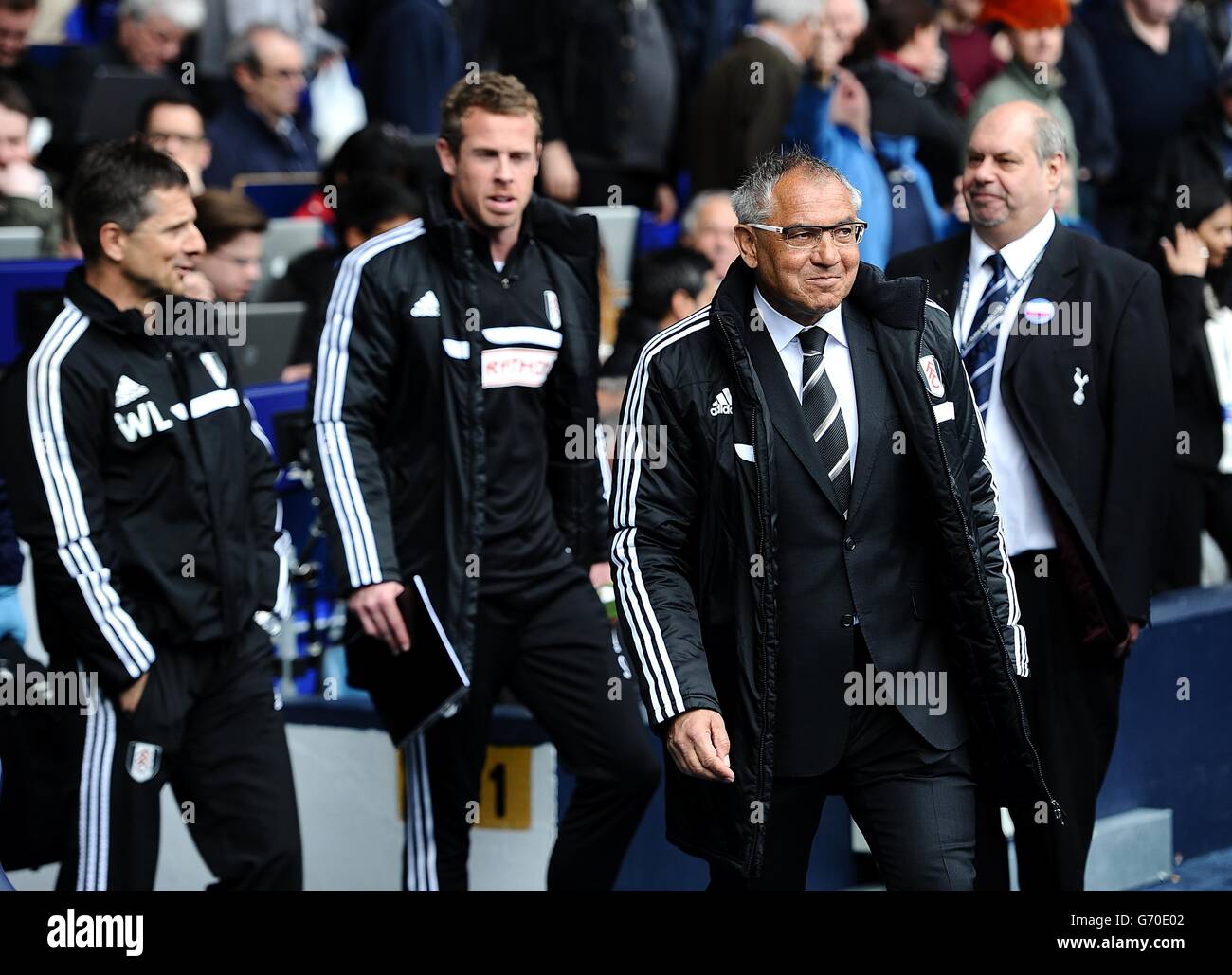 Fulham manager Felix Magath walks to the dugout before kick-off Stock ...