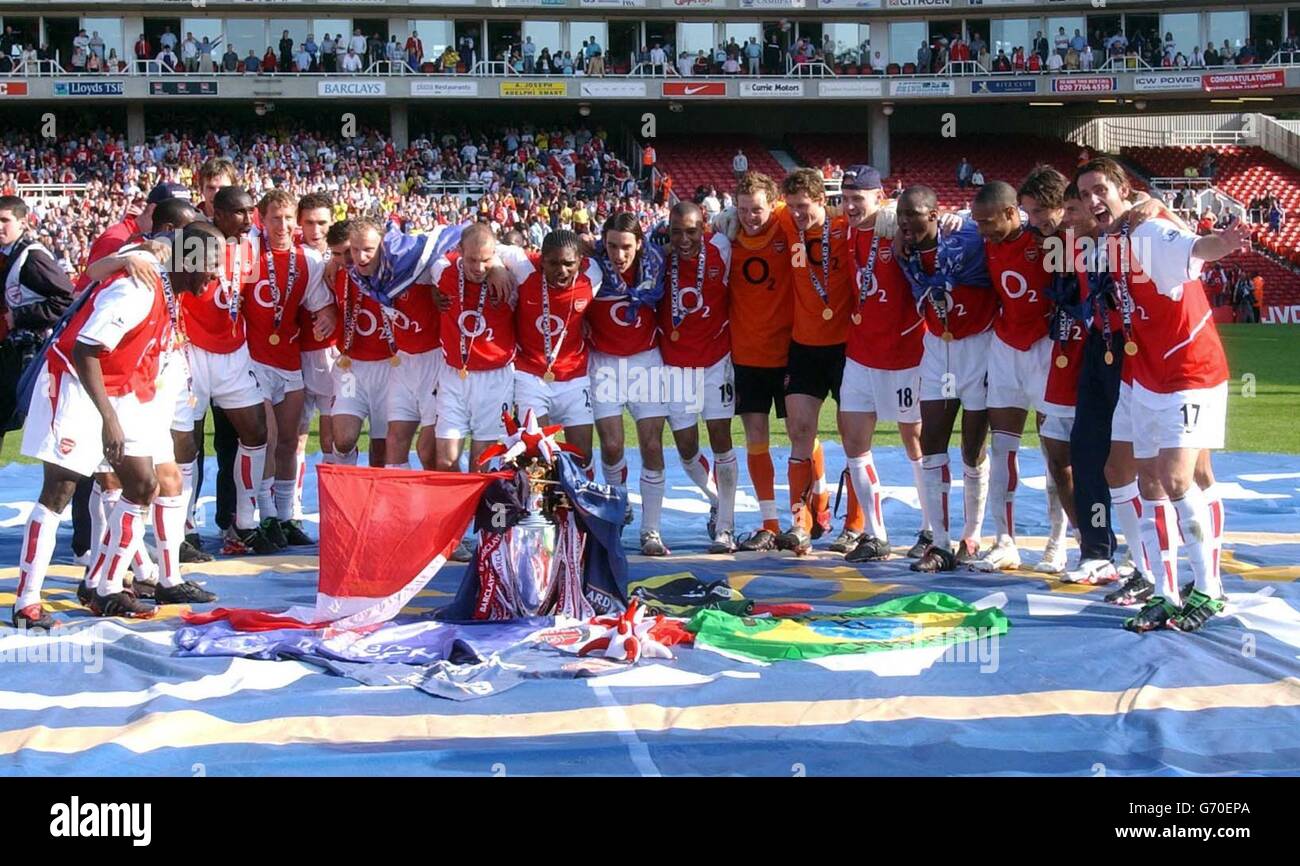 Arsenal players celebrate with the e Barclaycard Premiership trophy ...