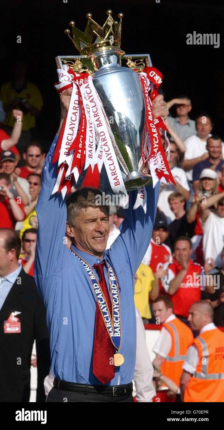 Arsenal may 2004 premier league trophy hi-res stock photography and ...