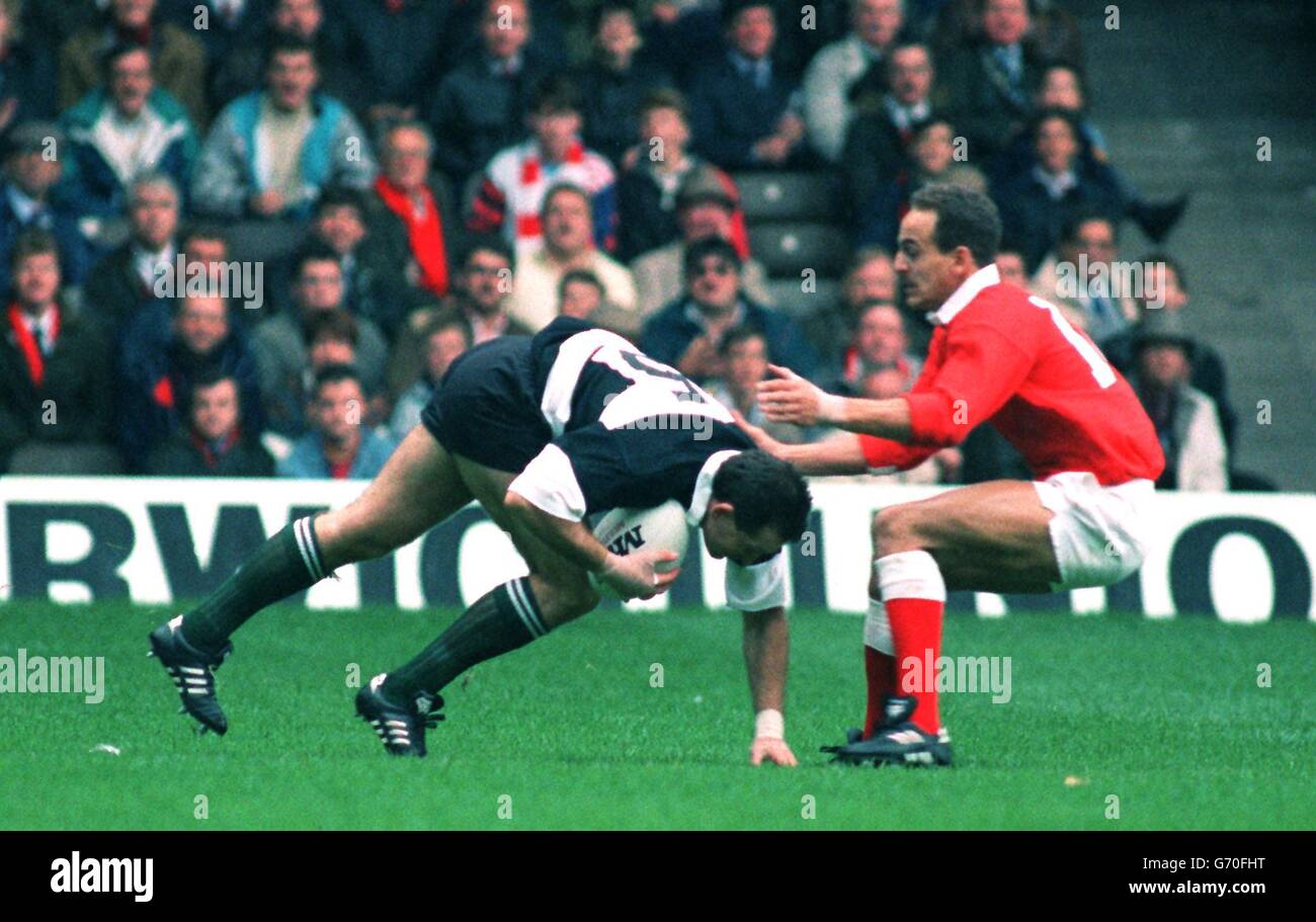 David Campese tries to duck under a Steve Ford tackle Stock Photo - Alamy
