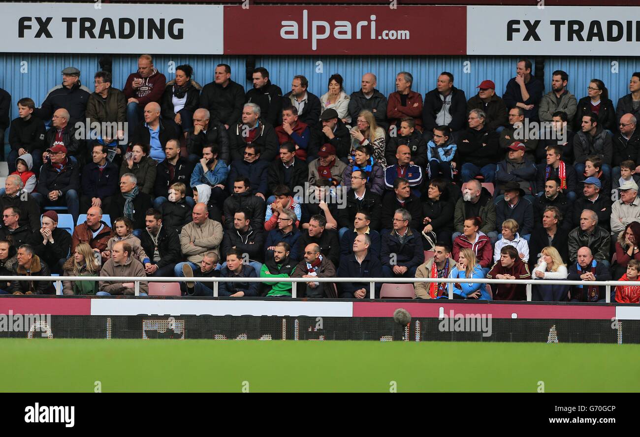 Advertising boards hi-res stock photography and images - Alamy