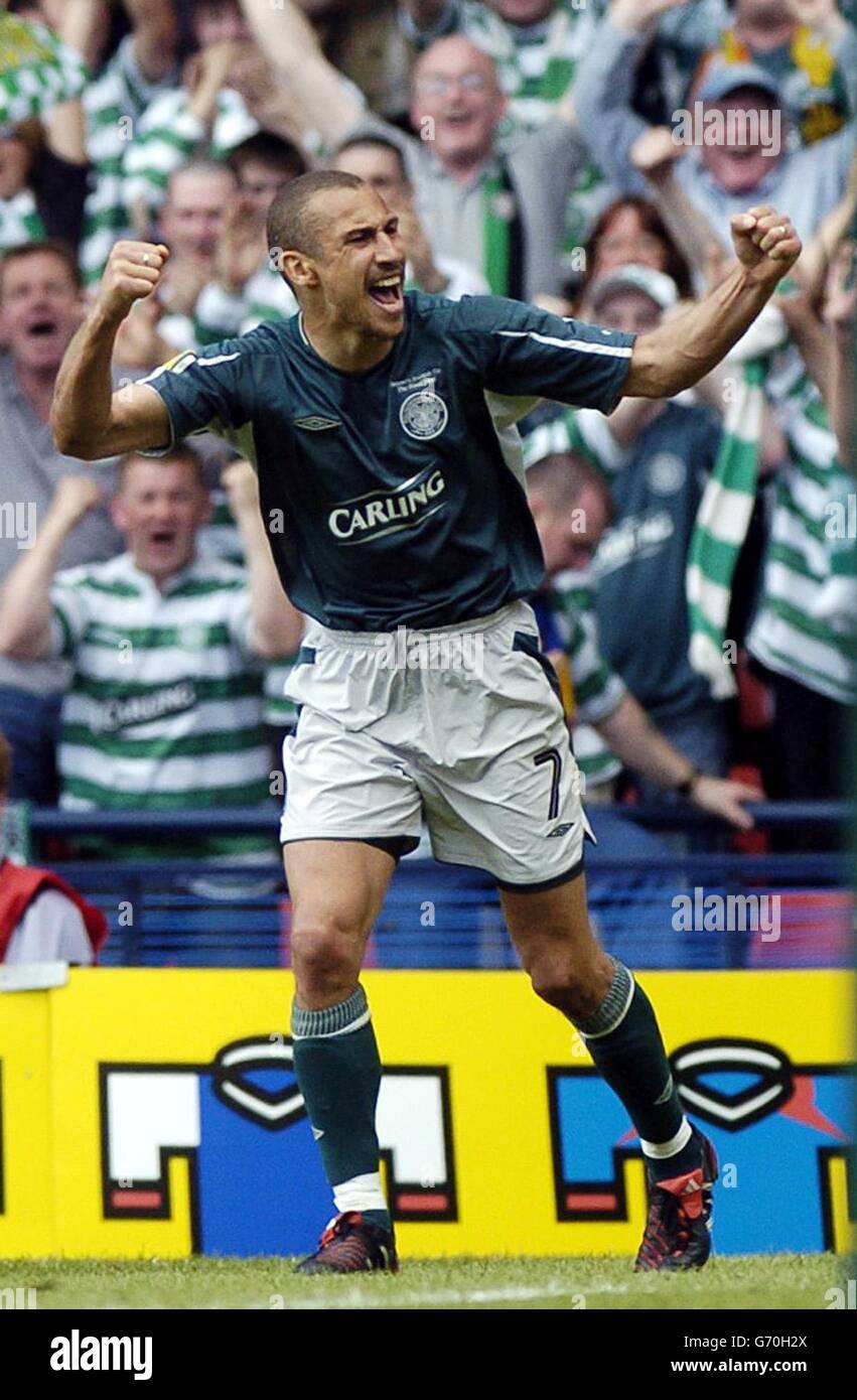 Celebrating sport football henrik larsson hi-res stock photography and ...