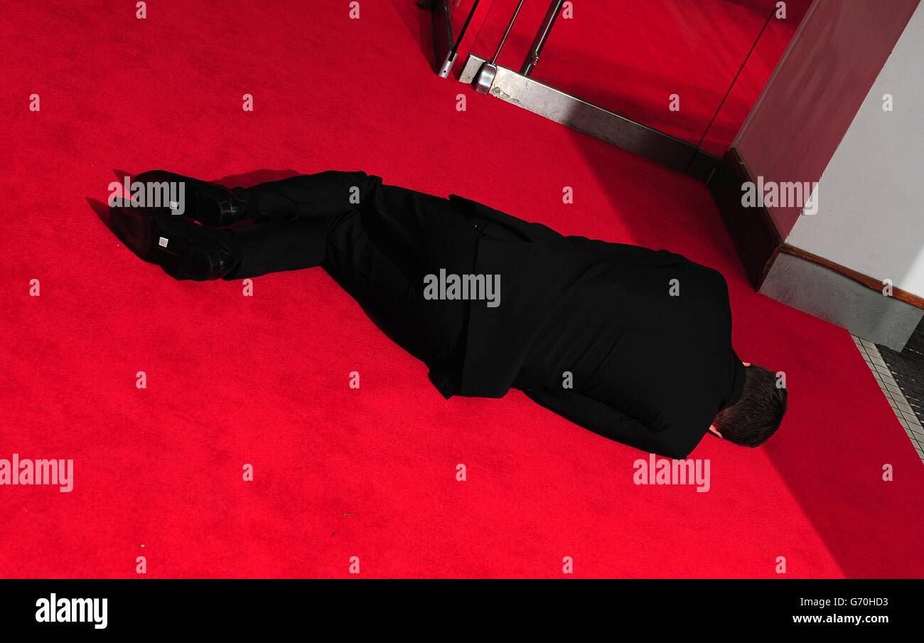 Andrew Garfield larking around on the red carpet at the world premiere ...