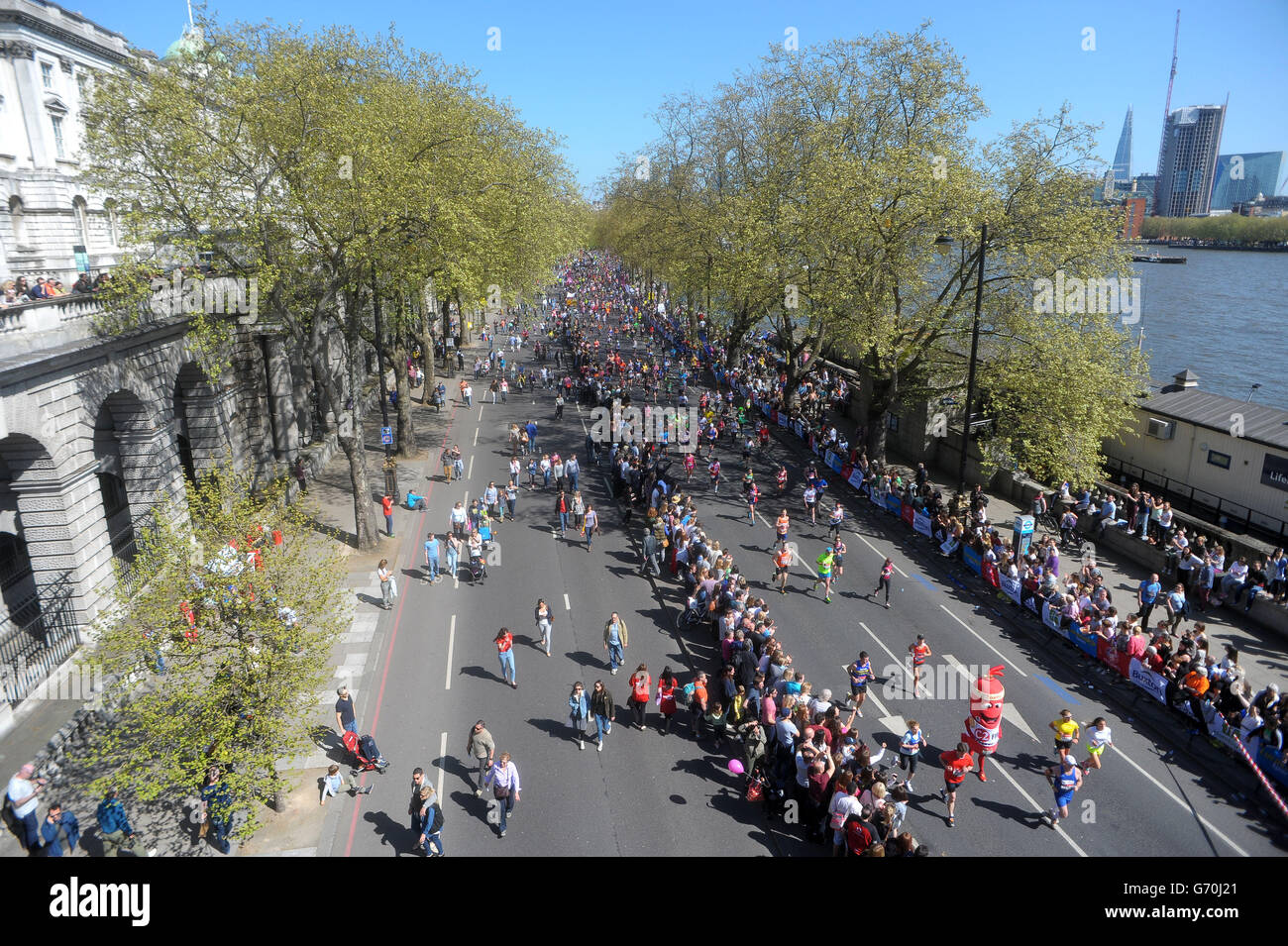 Runners approach waterloo bridge hi-res stock photography and images ...