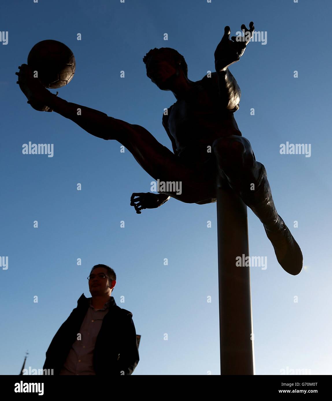 Silhouette of the dennis bergkamp statue outside the emirates stadium ...