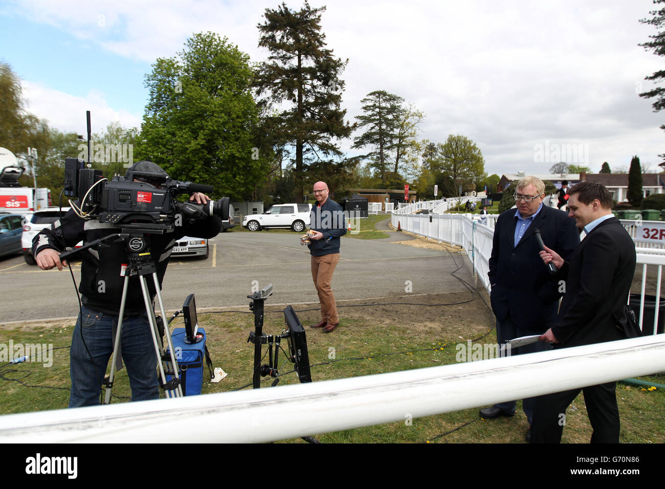 Lingfield park all weather racecourse hi-res stock photography and ...