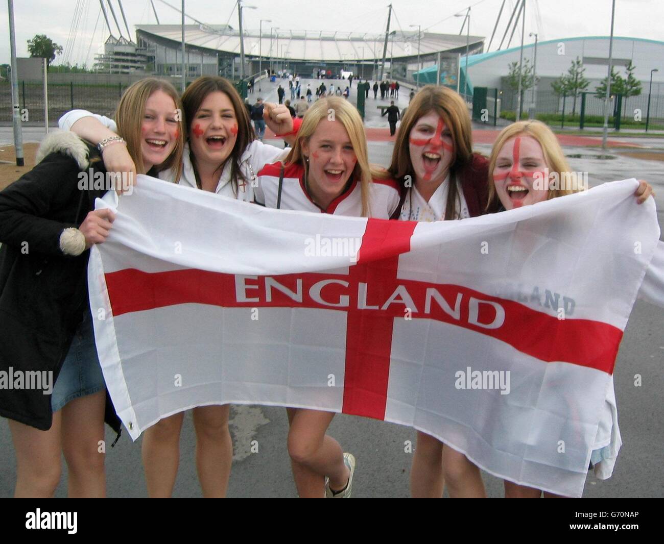 Female football supporters england hi-res stock photography and images ...