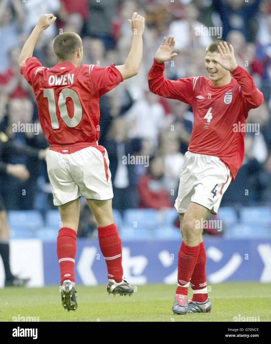 Sport football celebrating michael owen steven gerrard hi-res stock ...