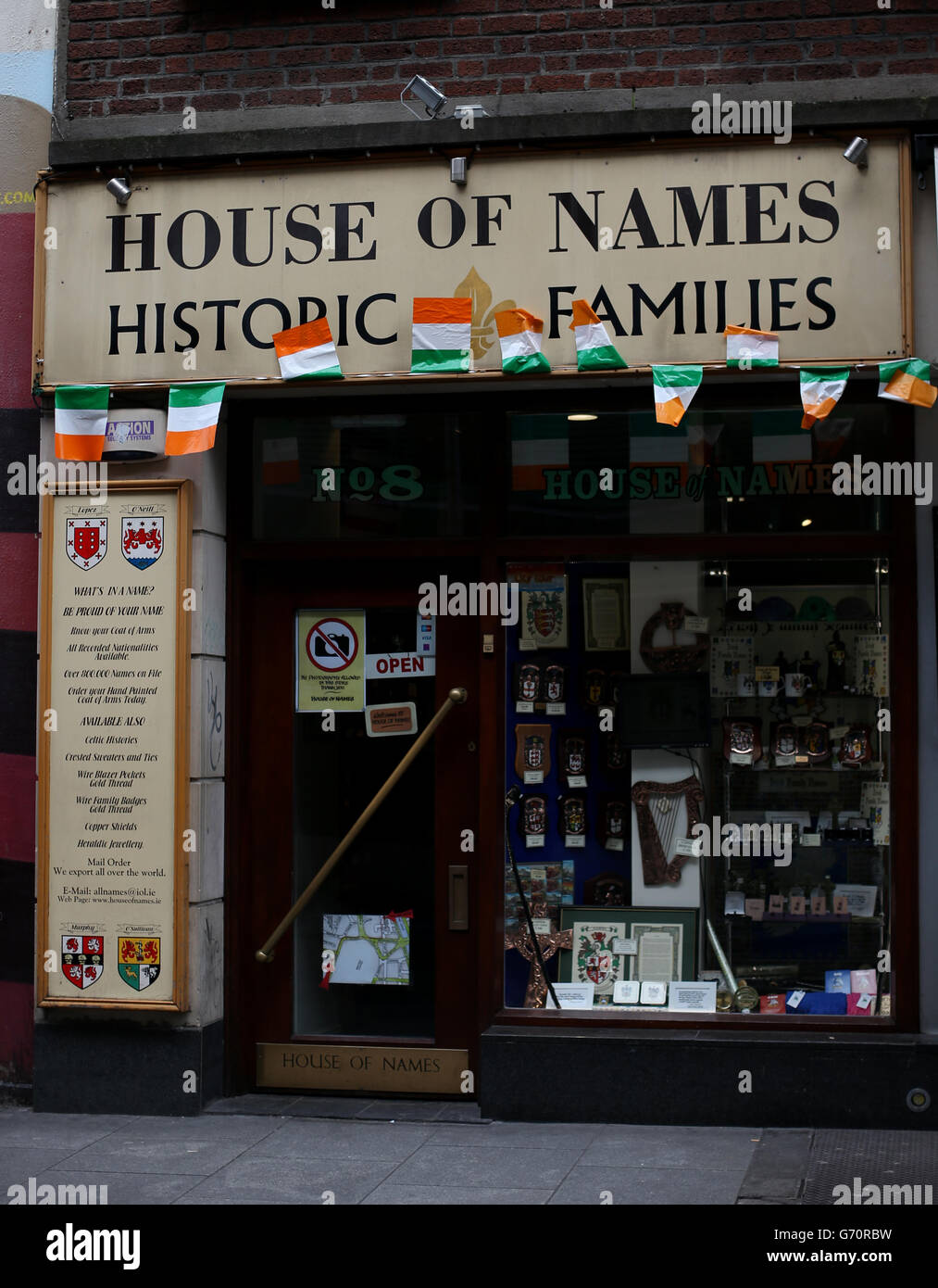A shop front in Temple Bar, Dublin Stock Photo - Alamy