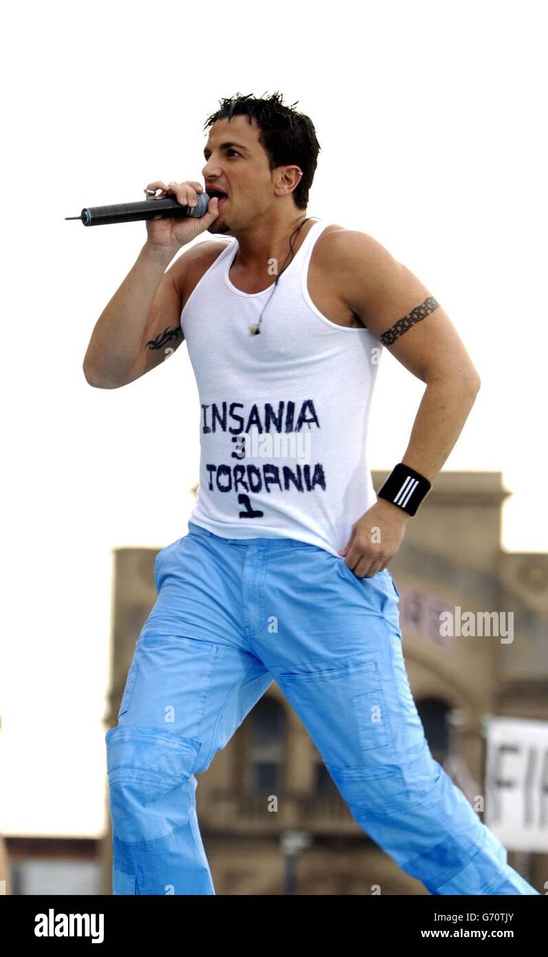 Peter andre performing on t4 stage t4 on beach hi-res stock photography ...