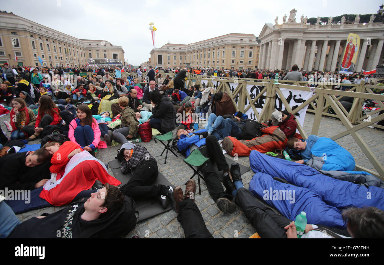 Pilgrims from around the world arrive at St Peters Square in Rome to ...