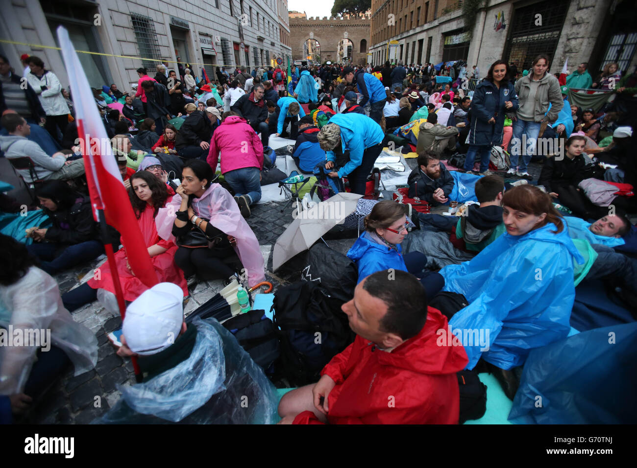 Pilgrims from around the world arrive at St Peters Square in Rome to ...