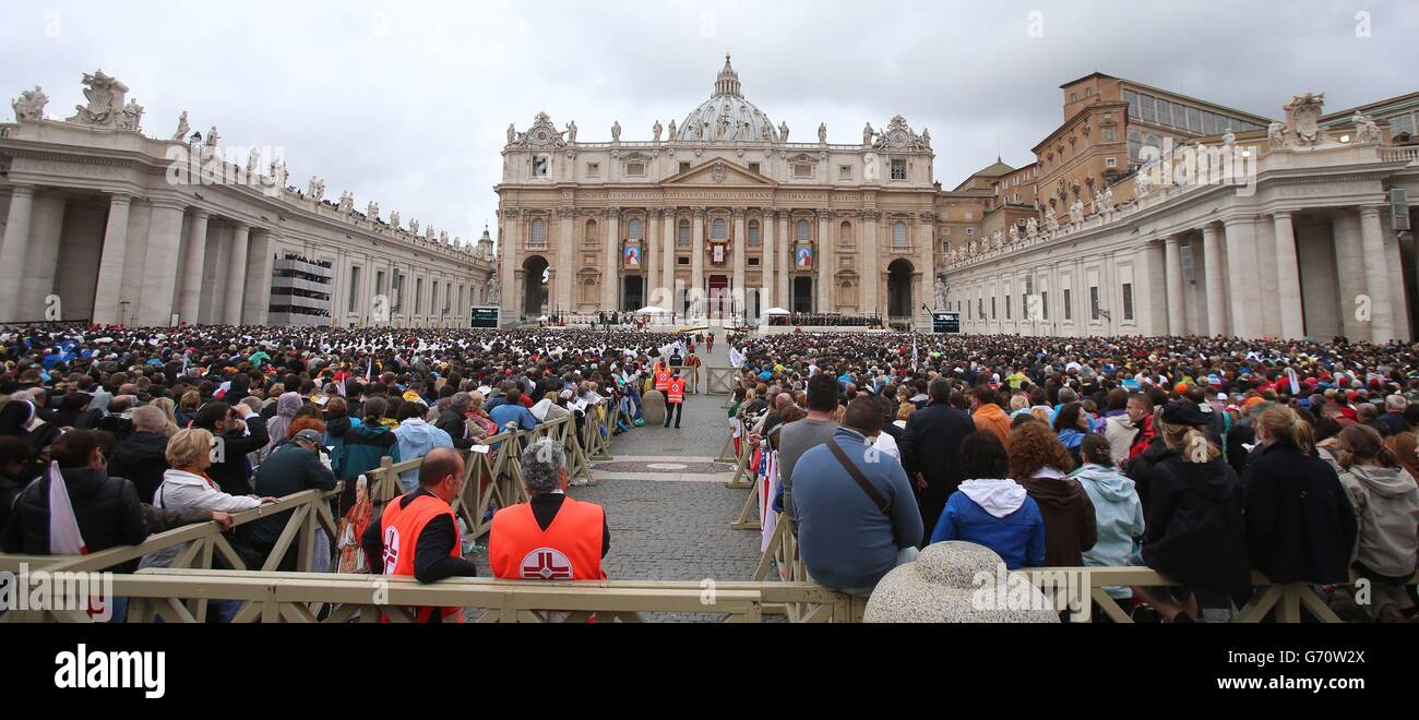 Pope Francis waves to the faithful in St Peter's Square in Rome after ...