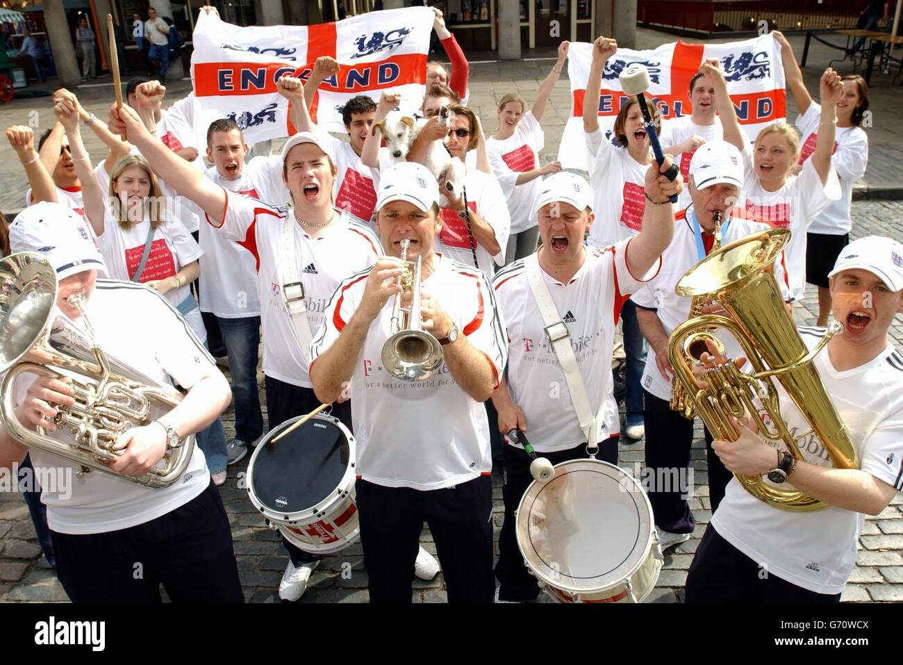 Singing football supporters hi-res stock photography and images - Alamy