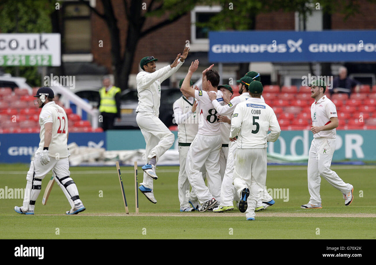 Leicestershire's Anthony Ireland (centre) celebrates with team-mates ...