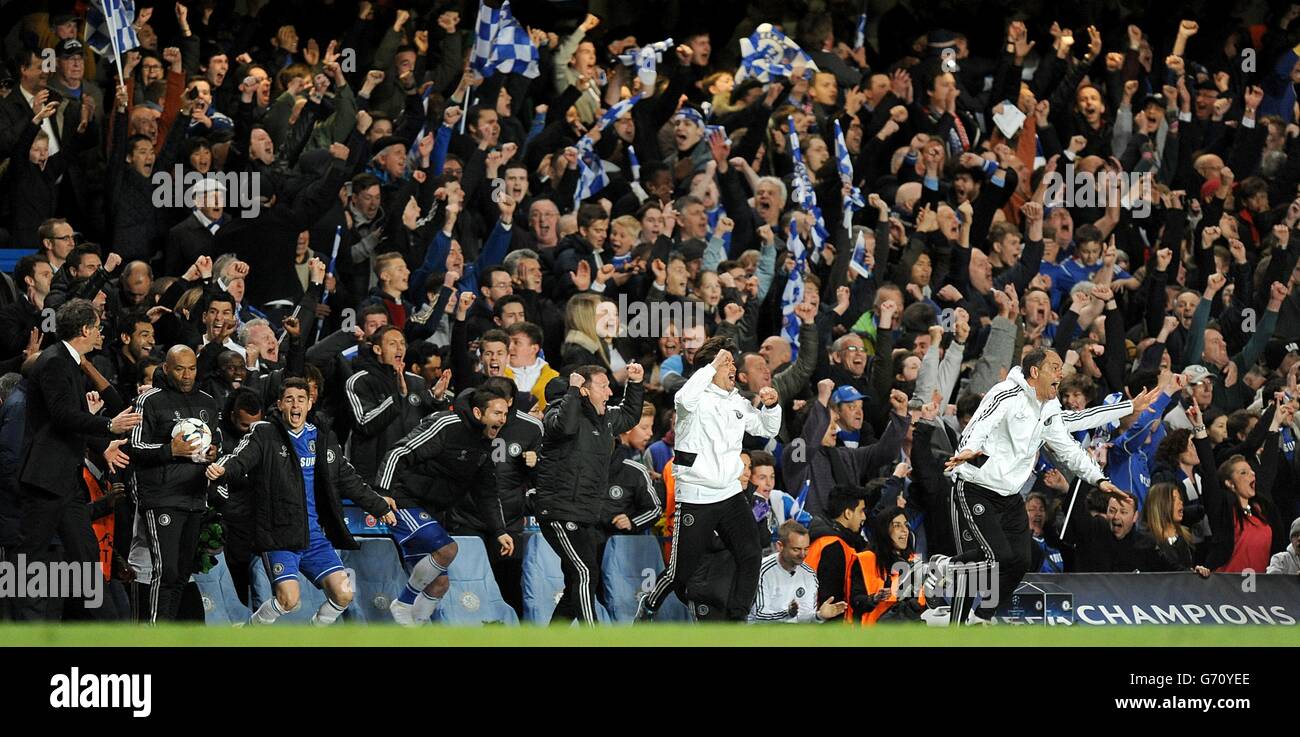 The Chelsea bench errupt into celebration at the final whistle Stock ...
