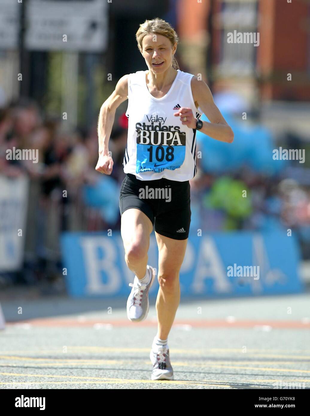 2004 olympic games marathon runner hi-res stock photography and images ...