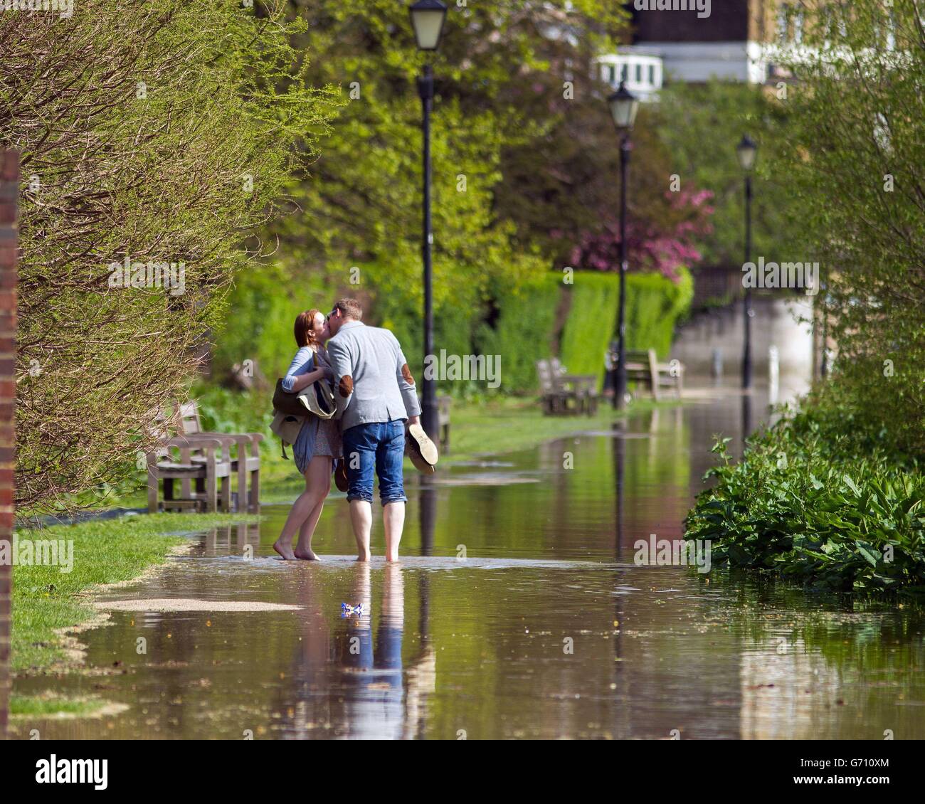 Thames tow path richmond hi-res stock photography and images - Alamy
