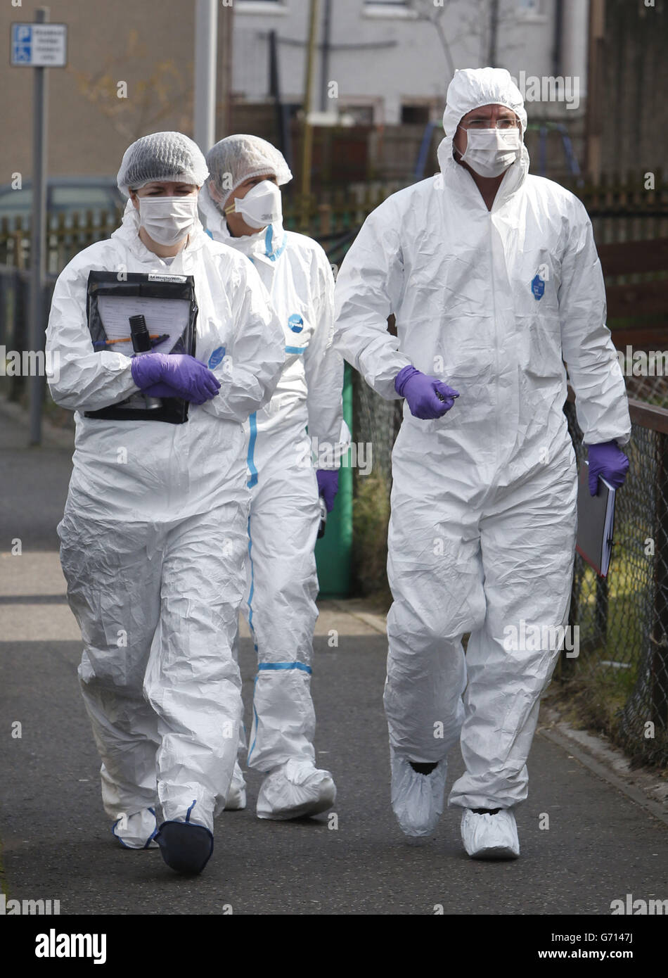People in forensic suits outside a property hi-res stock photography ...