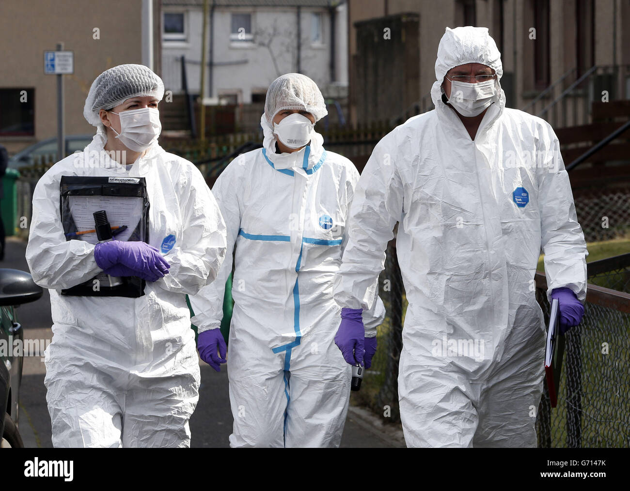 People in forensic suits outside a property hi-res stock photography ...