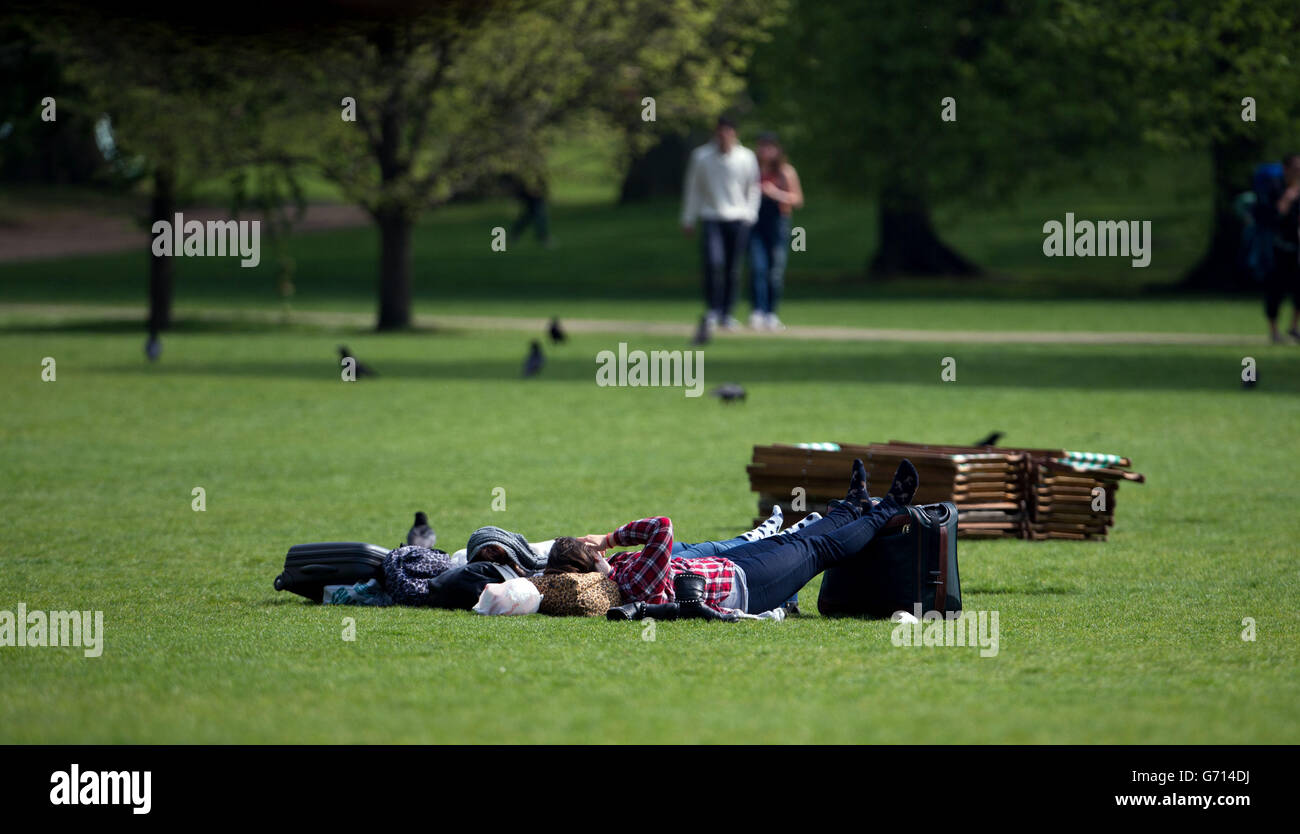 People sunbath in st james park hi-res stock photography and images - Alamy