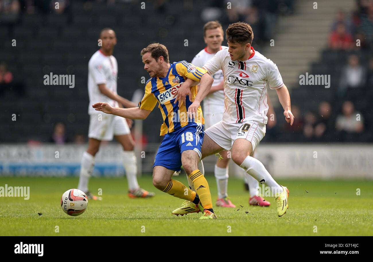 Milton Keynes Dons' Giorgio Rasulo (right) and Brentford's Alan Judge ...