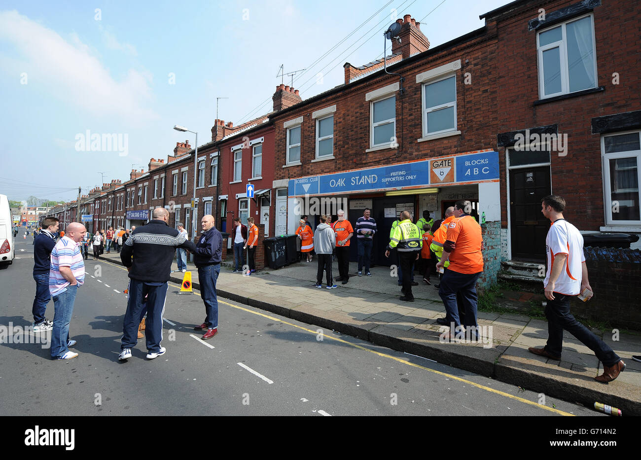 Luton towns fans arriving at the turnstiles hi-res stock photography ...