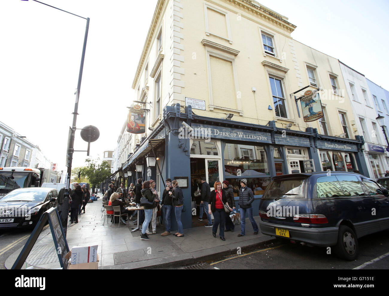 Wellington pub london hi-res stock photography and images - Alamy