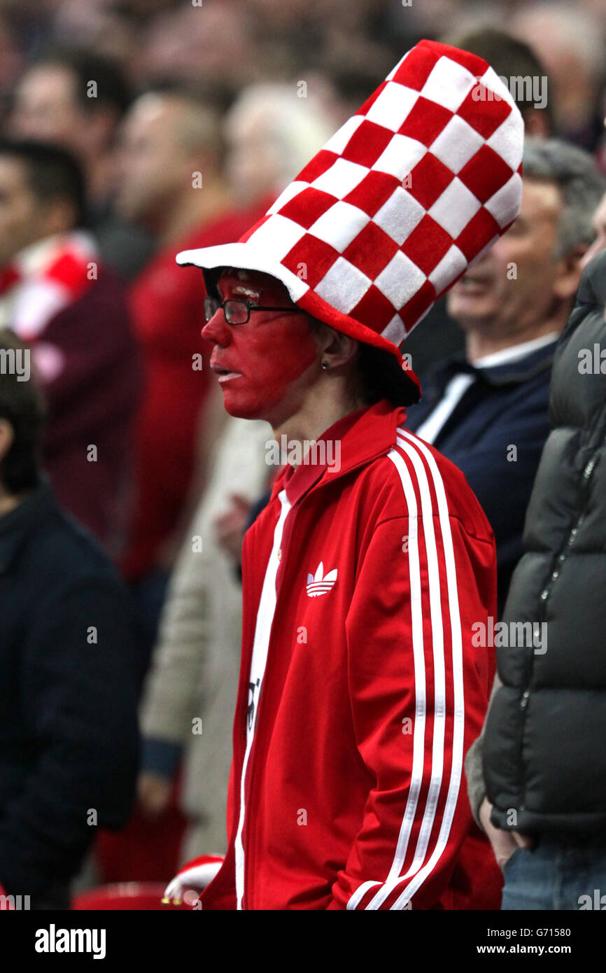 The arsenal fans cheer on their team hi-res stock photography and ...