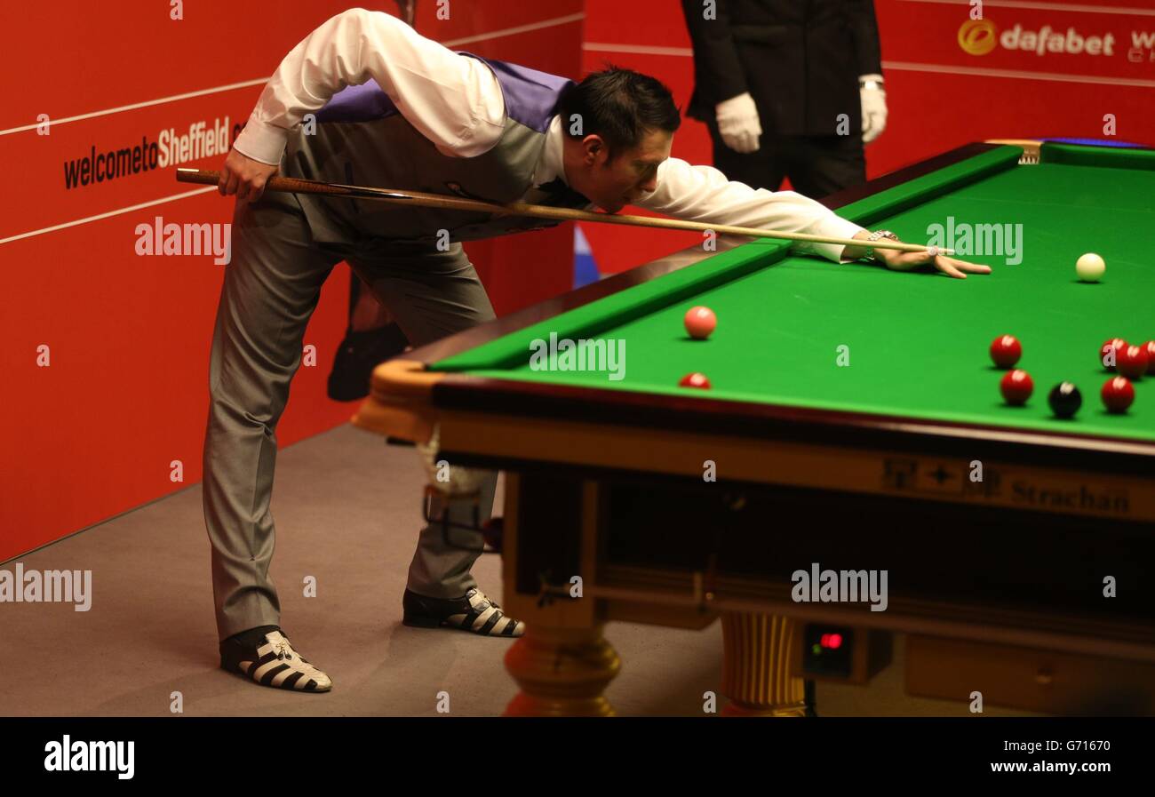 Sport snooker action dominic dale hi-res stock photography and images ...