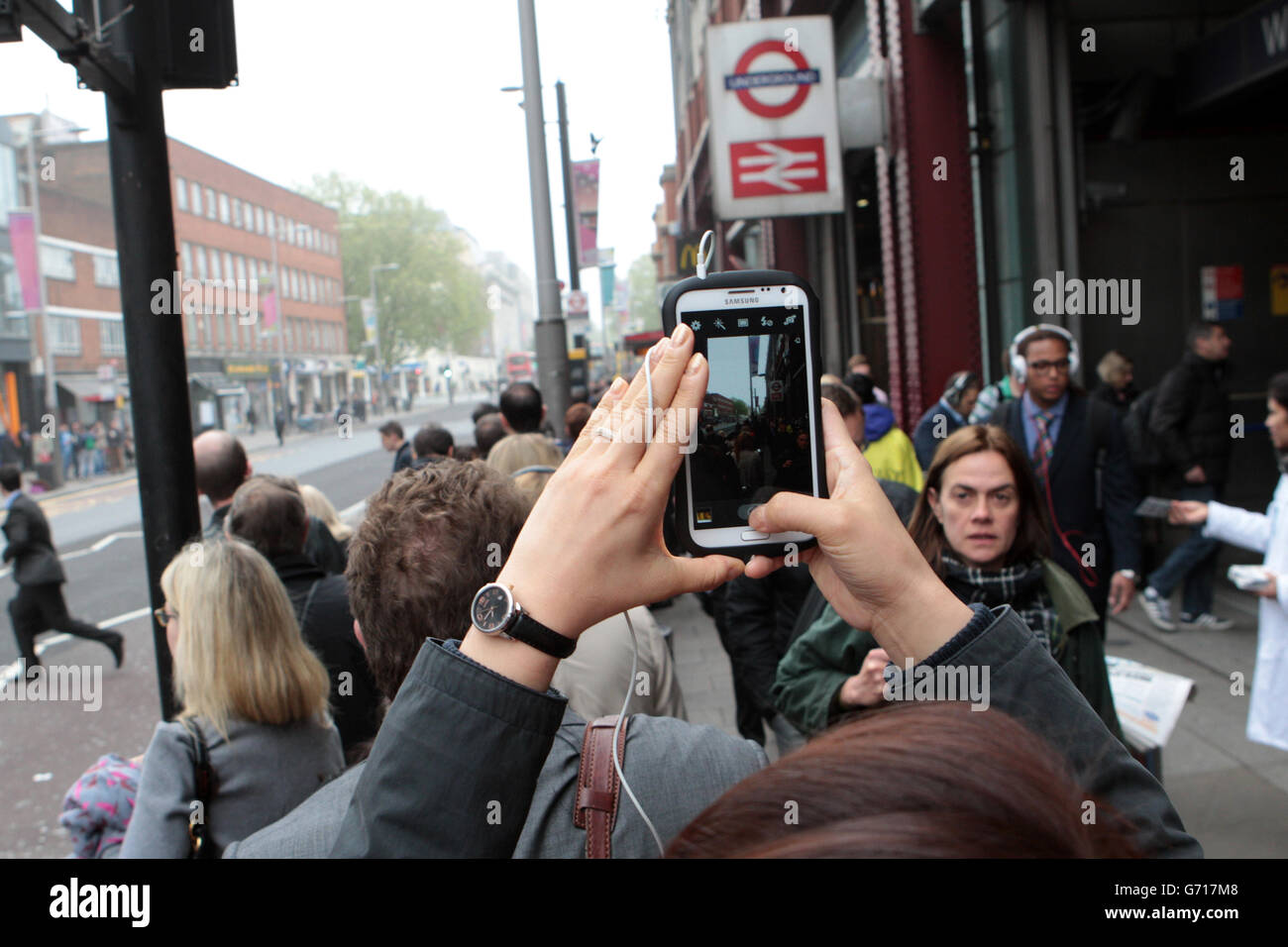 Bus outside waterloo station hi-res stock photography and images - Alamy