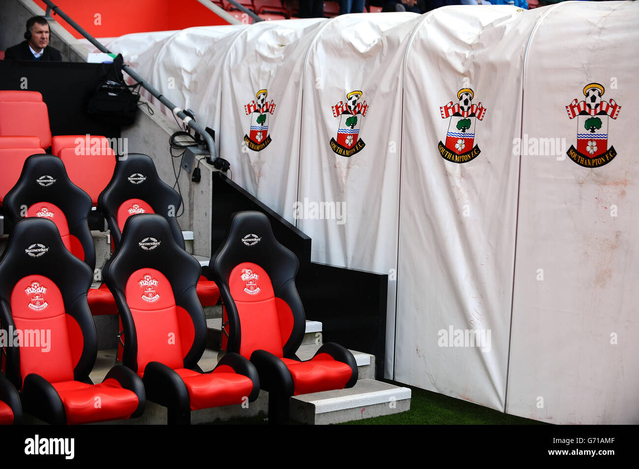 Southampton bench and tunnel at st marys stadium hi-res stock ...