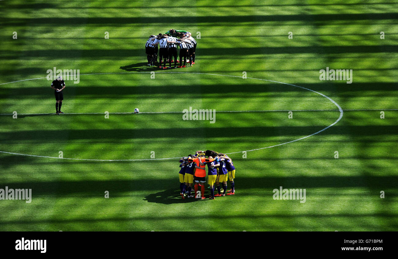 Pre Match Huddle High Resolution Stock Photography and Images - Alamy