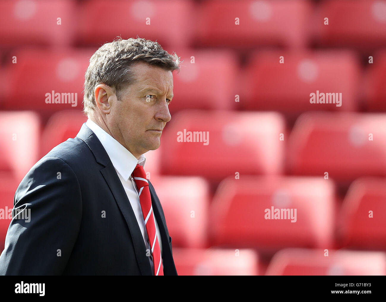 Barnsley manager danny wilson hi-res stock photography and images - Alamy
