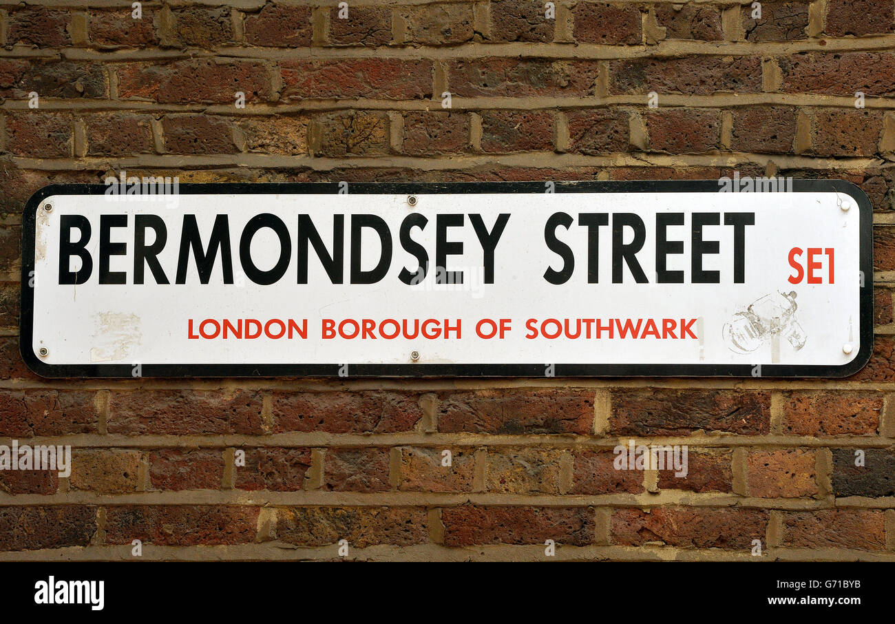 London bridge street sign hi-res stock photography and images - Alamy