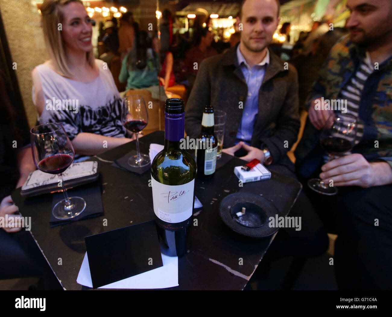 People drinking alcohol outside a bar in Soho, central London Stock ...