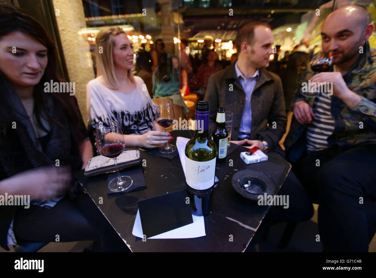 People drinking alcohol outside a bar in Soho, central London Stock ...