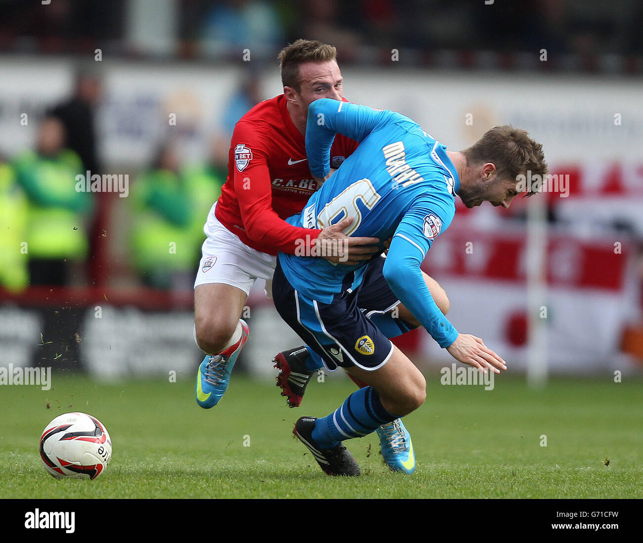 Barnsley's Liam Lawrence and Leeds United's Luke Murphy Stock Photo - Alamy