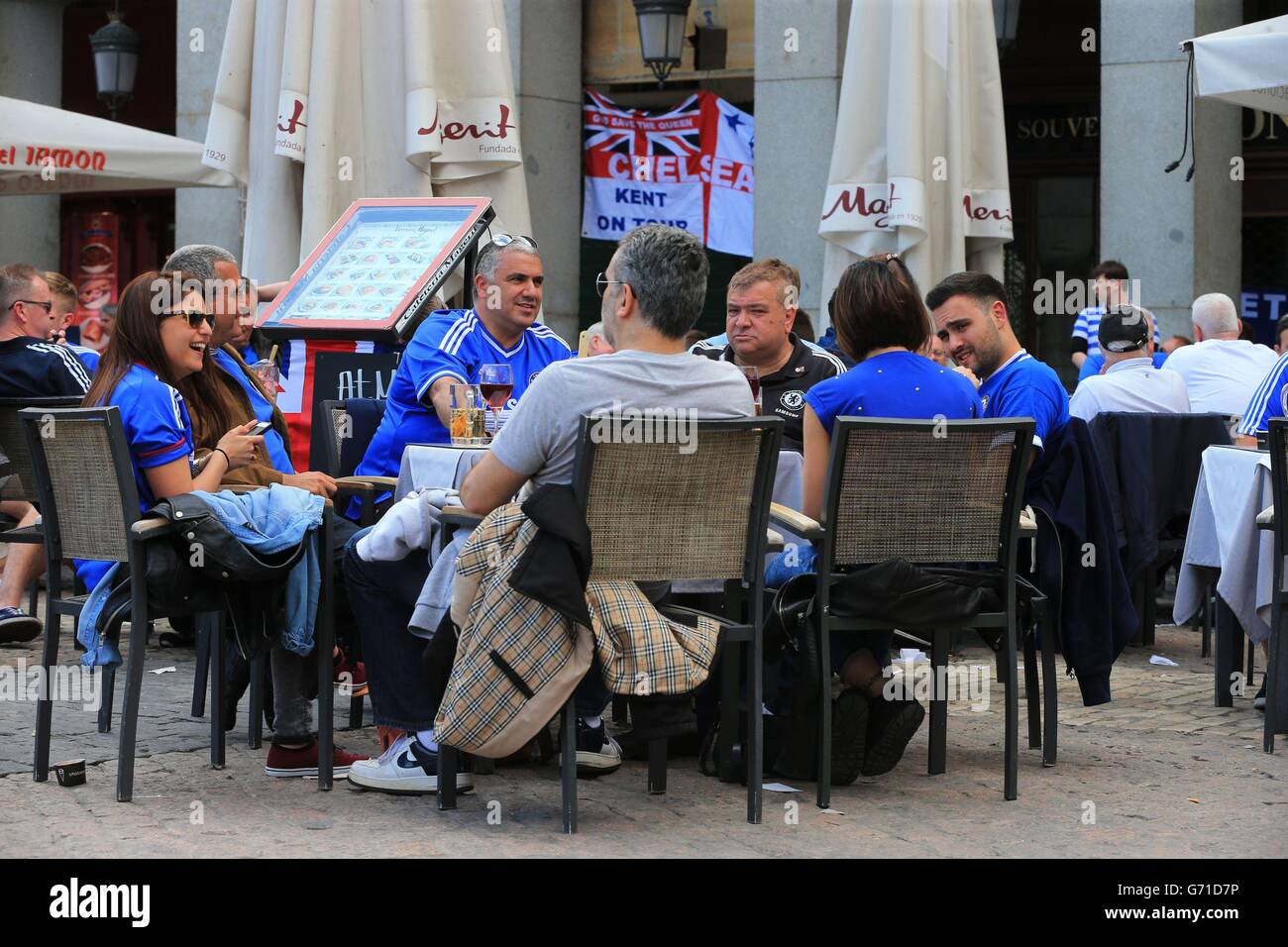 Chelsea fans beer hi-res stock photography and images - Alamy