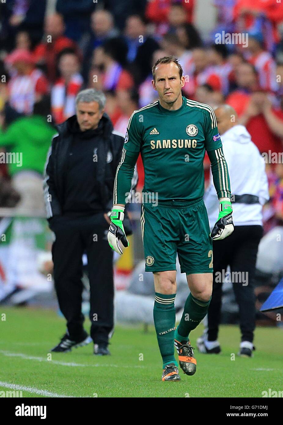 Chelsea goalkeeper mark schwarzer hi-res stock photography and images ...