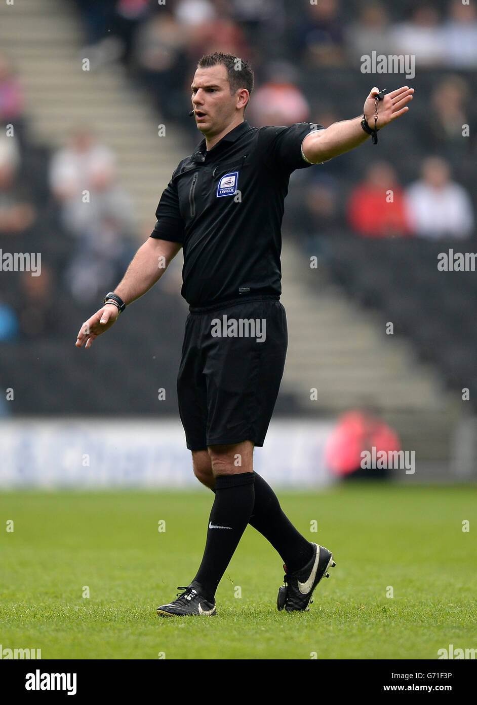 Referee tim robinson hi-res stock photography and images - Alamy