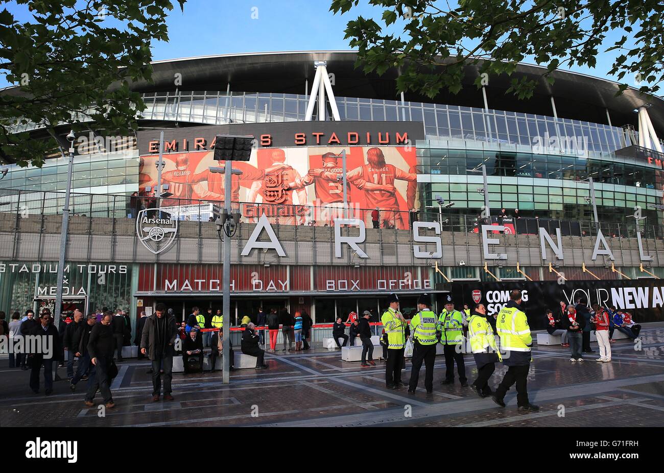 Emirates arsenal stadium fans hi-res stock photography and images - Alamy