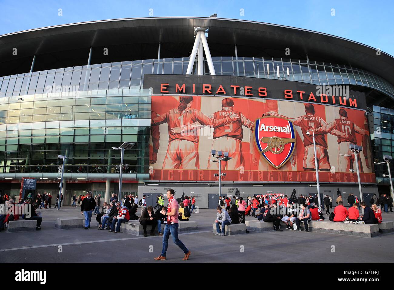Arsenal fans outside the emirates stadium hi-res stock photography and ...