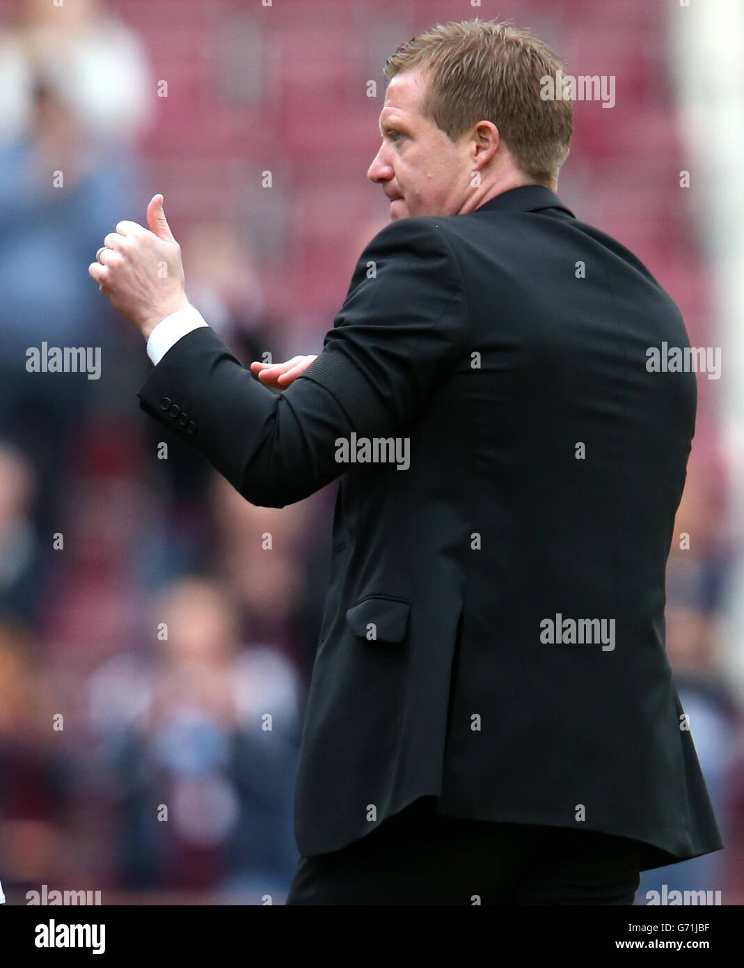 Manager gary locke crowd scottish premiership match tynecastle stadium ...