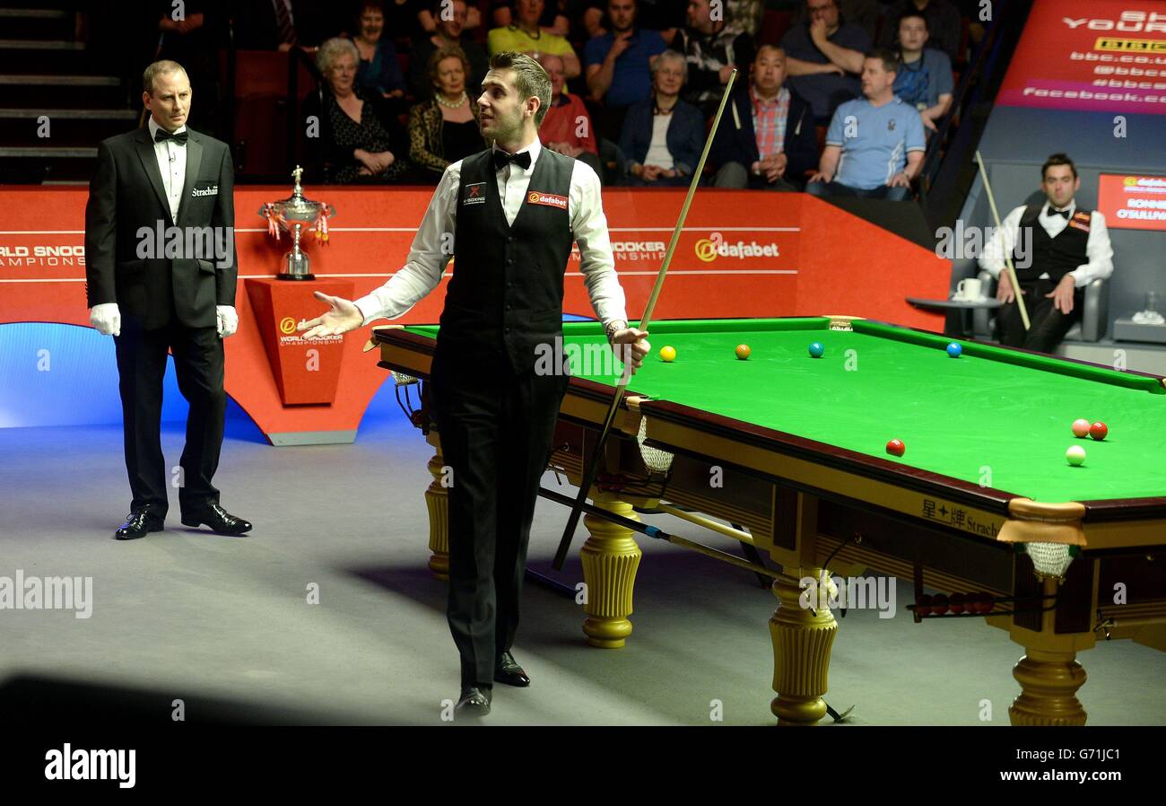 Crucible snooker crowd hi-res stock photography and images - Alamy