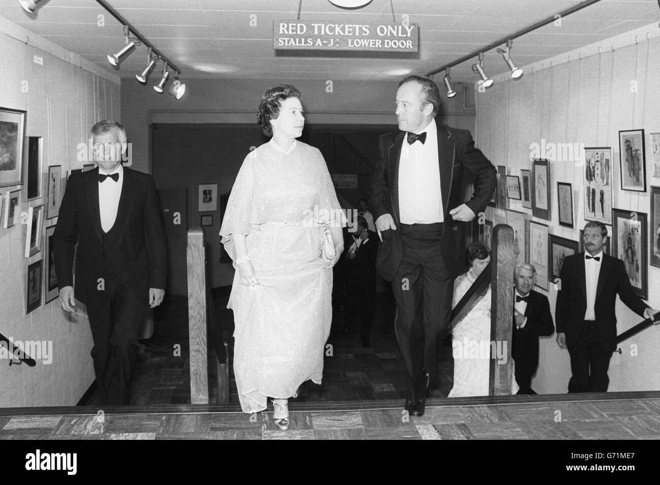 The queen arrives at glyndebourne opera house hi-res stock photography ...